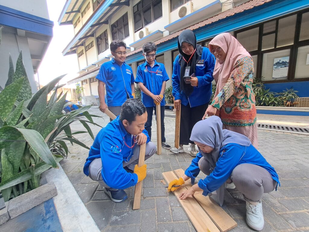 Teknik industri Laksanakan Program Praktikum Praktis Terintergritas